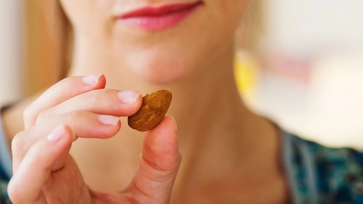 Common allergy signs - including itchy mouth and swollen lips, face ...